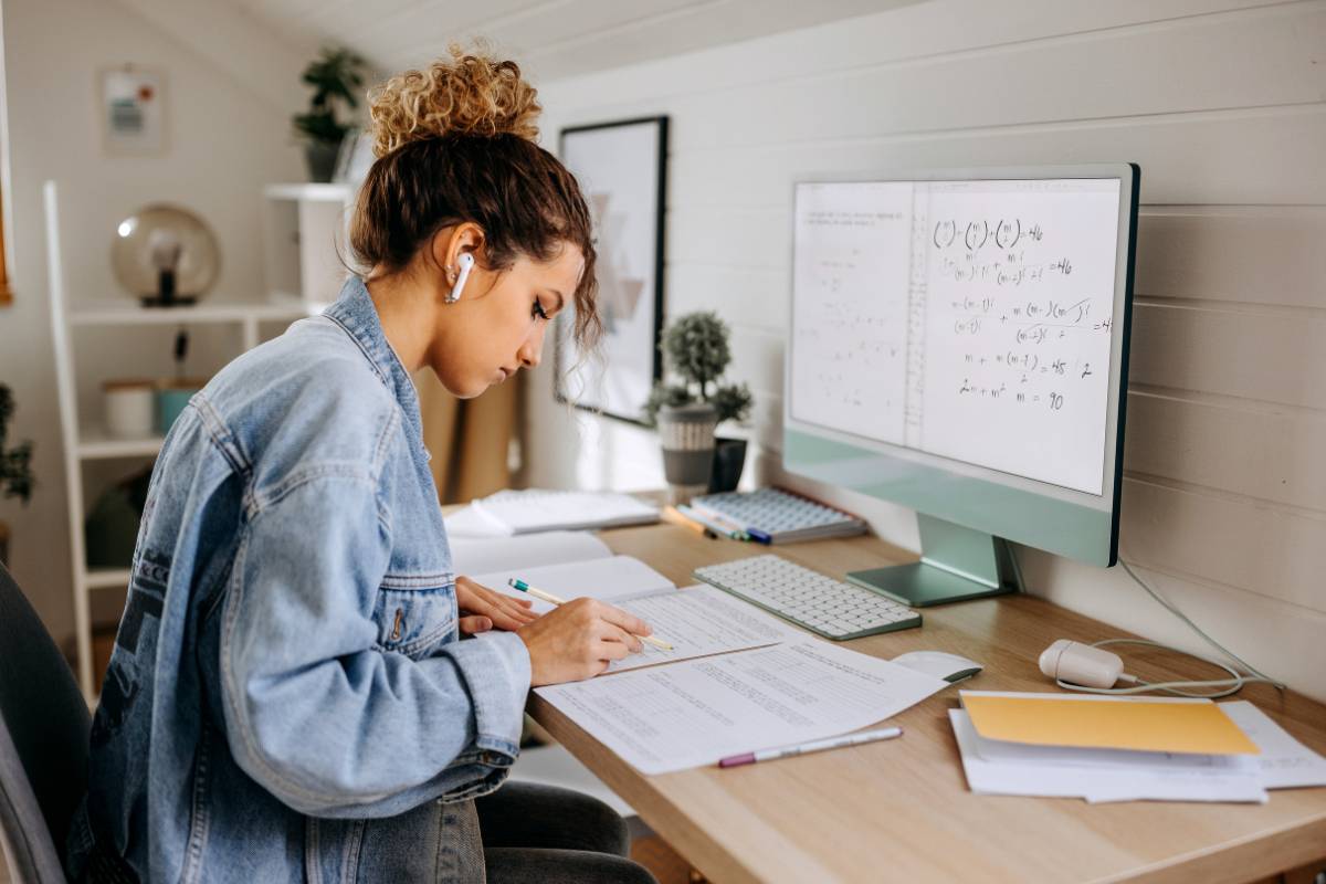 Is Achieving a Degree Remotely Through E-Learning Possible? - A Tutor